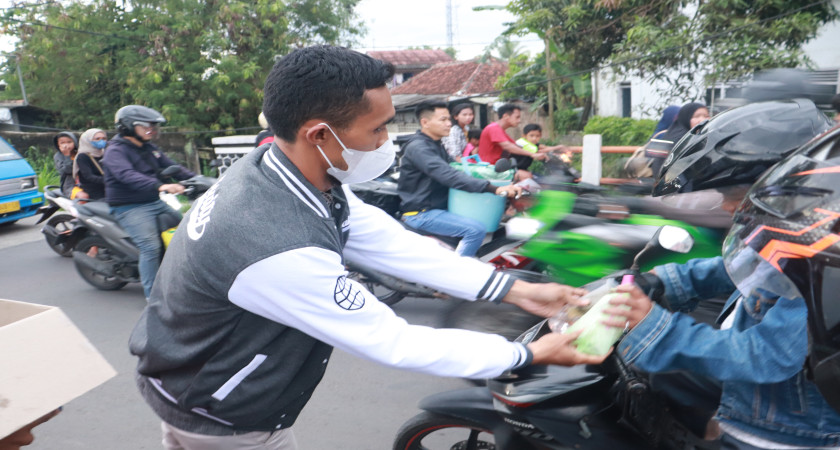 OSIS SMK KOMPUTER INDONESIA MENGISI KEGIATAN RAMADHAN DENGAN BERBAGI TAKJIL | SMK Komputer Indonesia